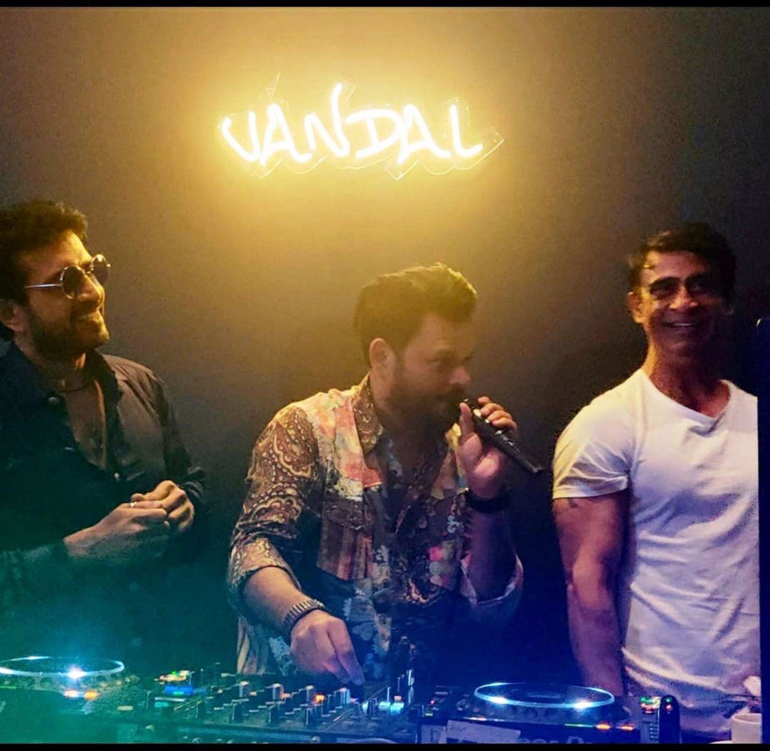 6 top DJs of the country perform at popular Vandal Bar Lounge Mumbai