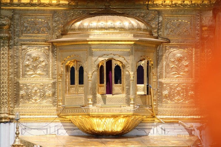 The beautiful Golden Temple in Amritsar - 7 places to visit around it